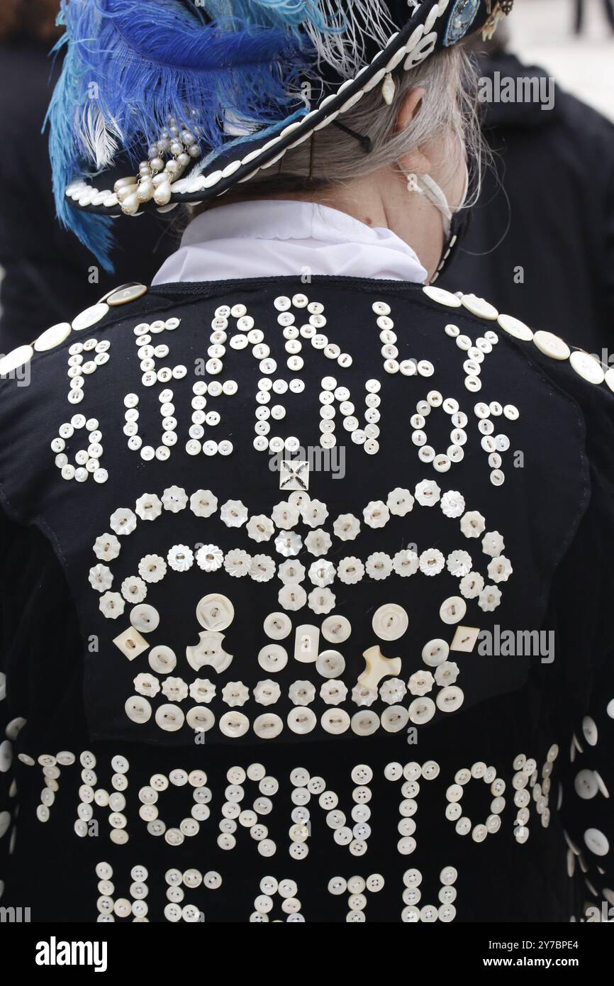 Traditional cockney costume hi-res stock photography and images - Alamy