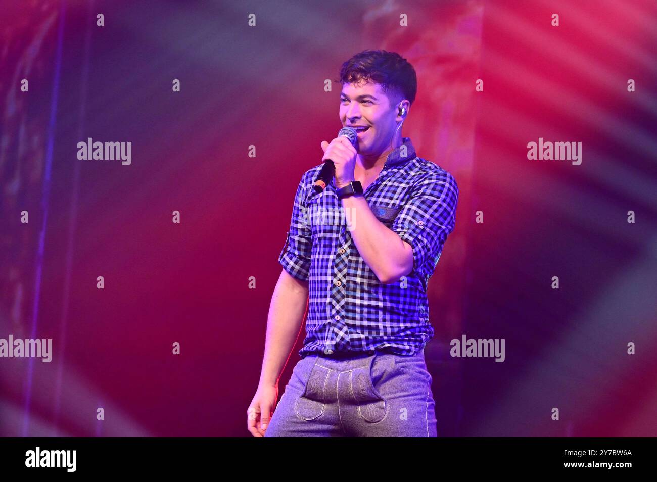 Julian David beim 25. Oberlausitzer Oktoberfest Kemnitz 2024. Kemnitz, 28.09.2024 *** Julian ...