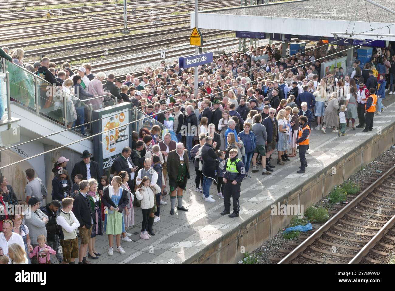 Oktoberfest visitors at Hackerbrücke, overcrowded station, due to train ...