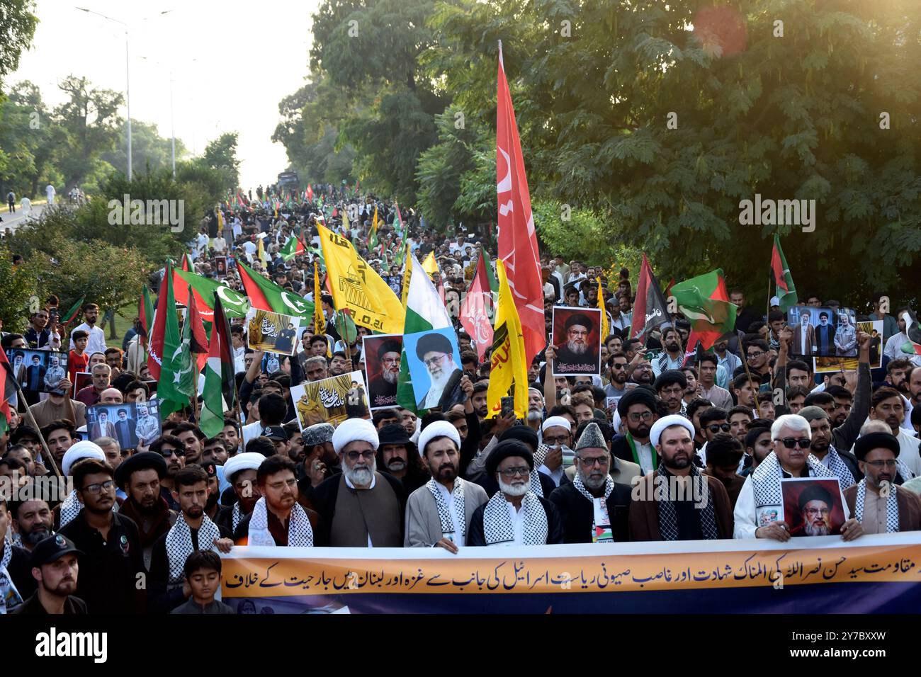 Supporters of Majlis Wahdat-e-Muslimeen Pakistan, shout anti-Israel and ...