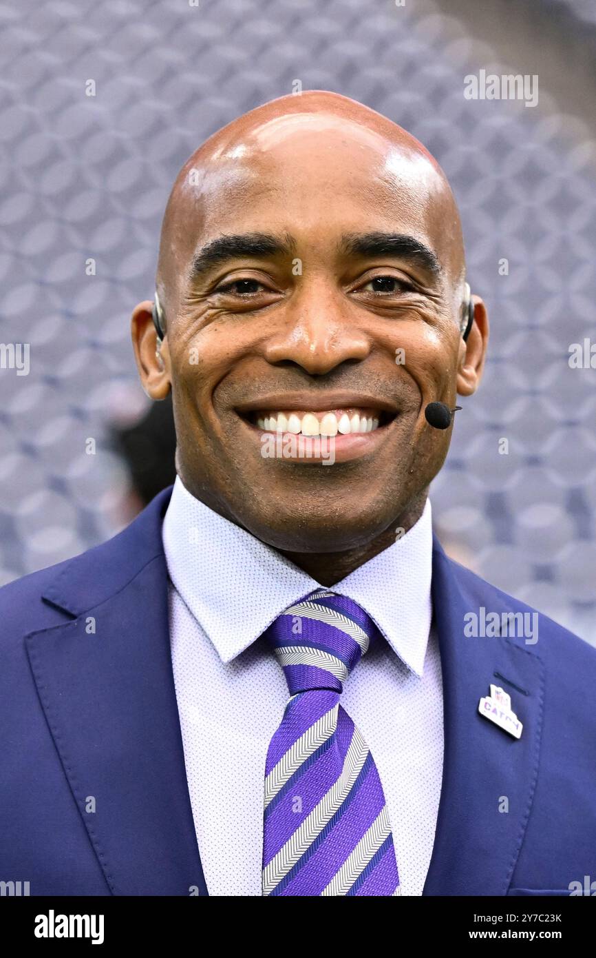 NFL analysis Tiki Barber poses for a picture prior to an NFL football ...