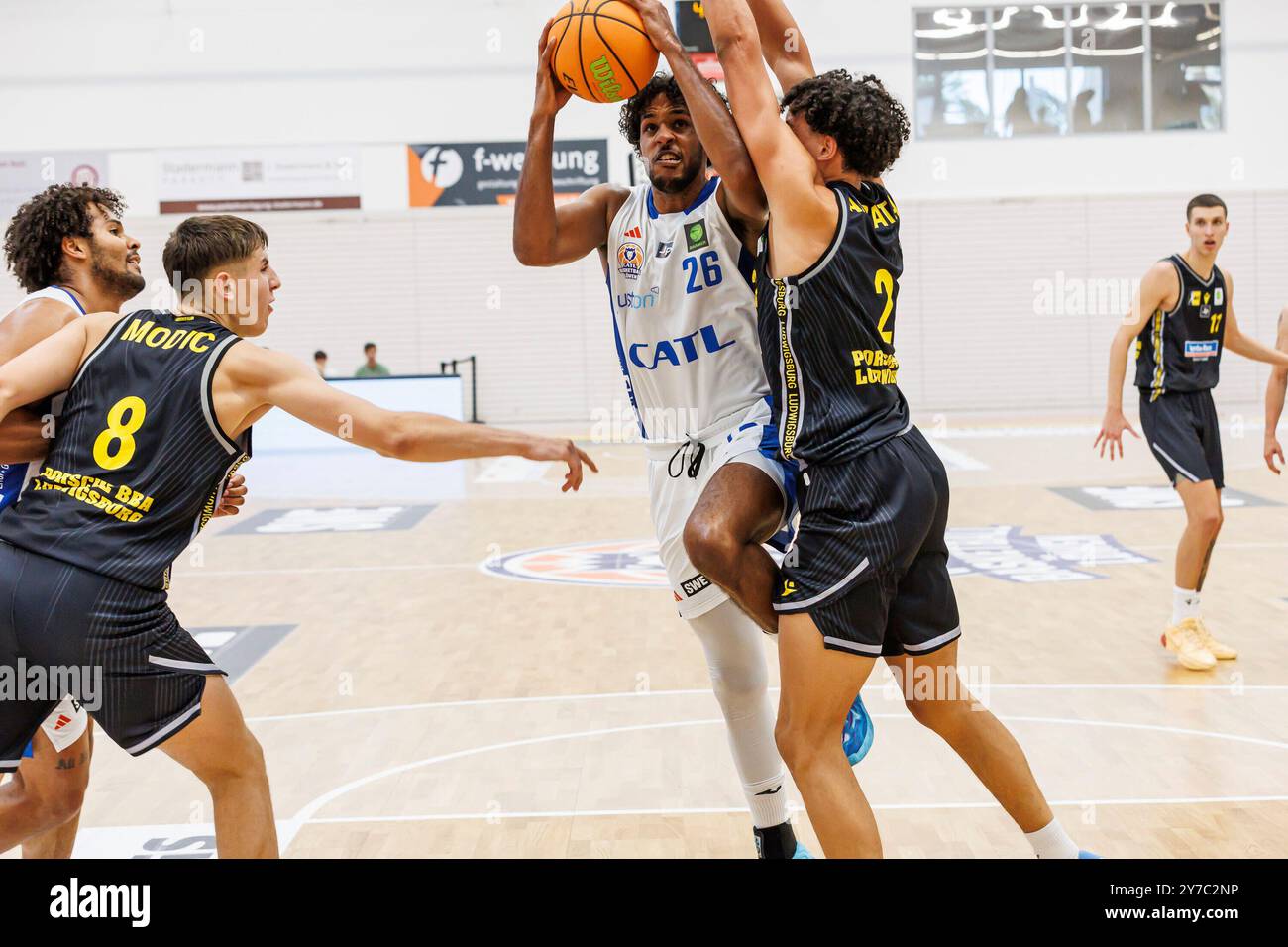von links: Alieu Ceesay (Basketball Löwen Erfurt, 26), Lenny Anigbata ...