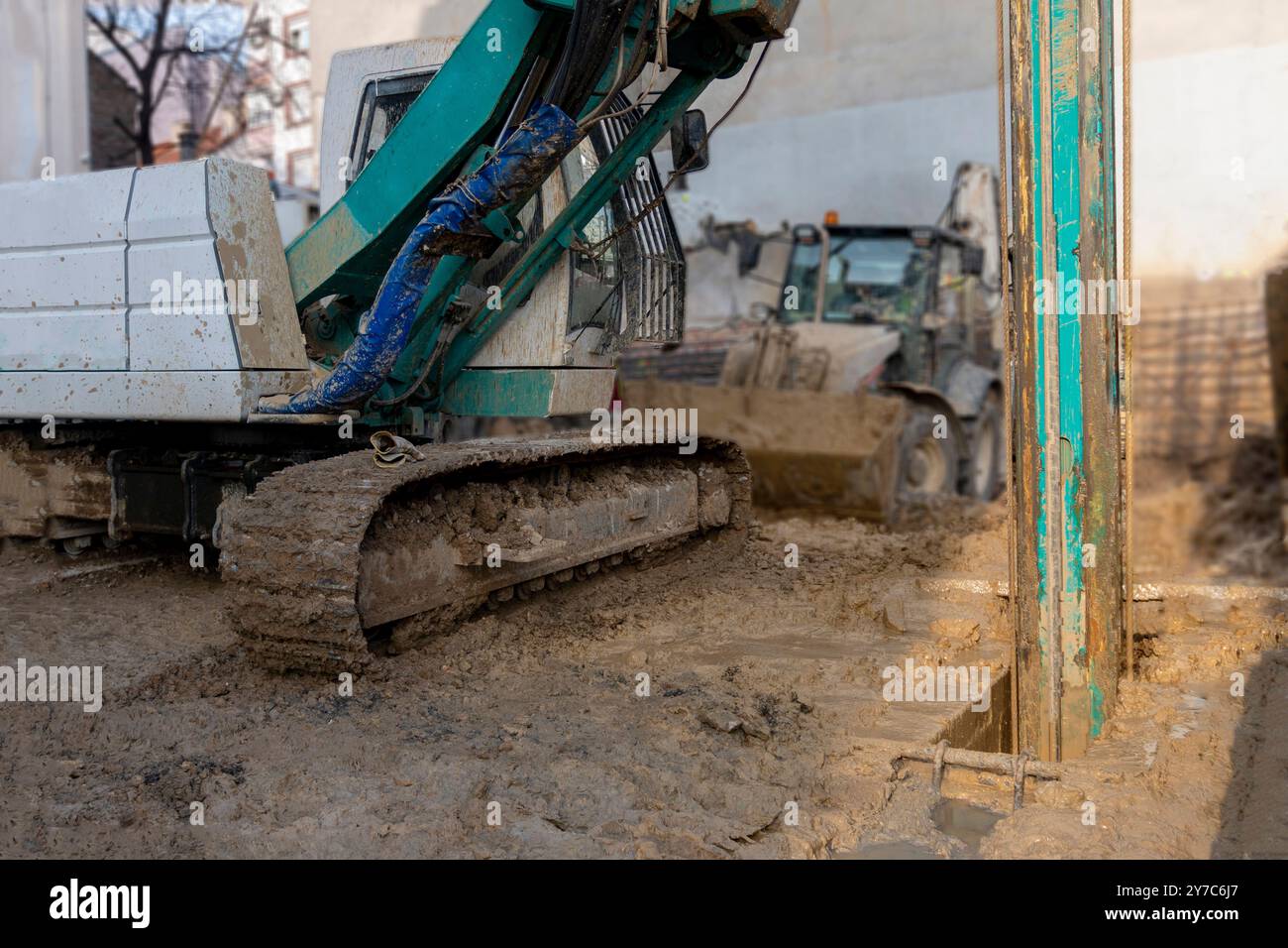 Underground diaphragm wall hydraulic grab. Duty cycle crawler crane ...