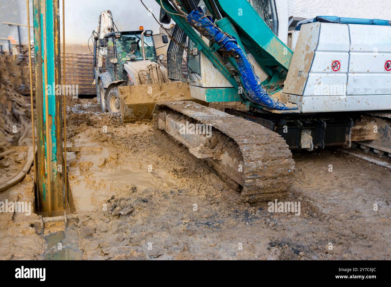 Underground diaphragm wall hydraulic grab. Duty cycle crawler crane ...