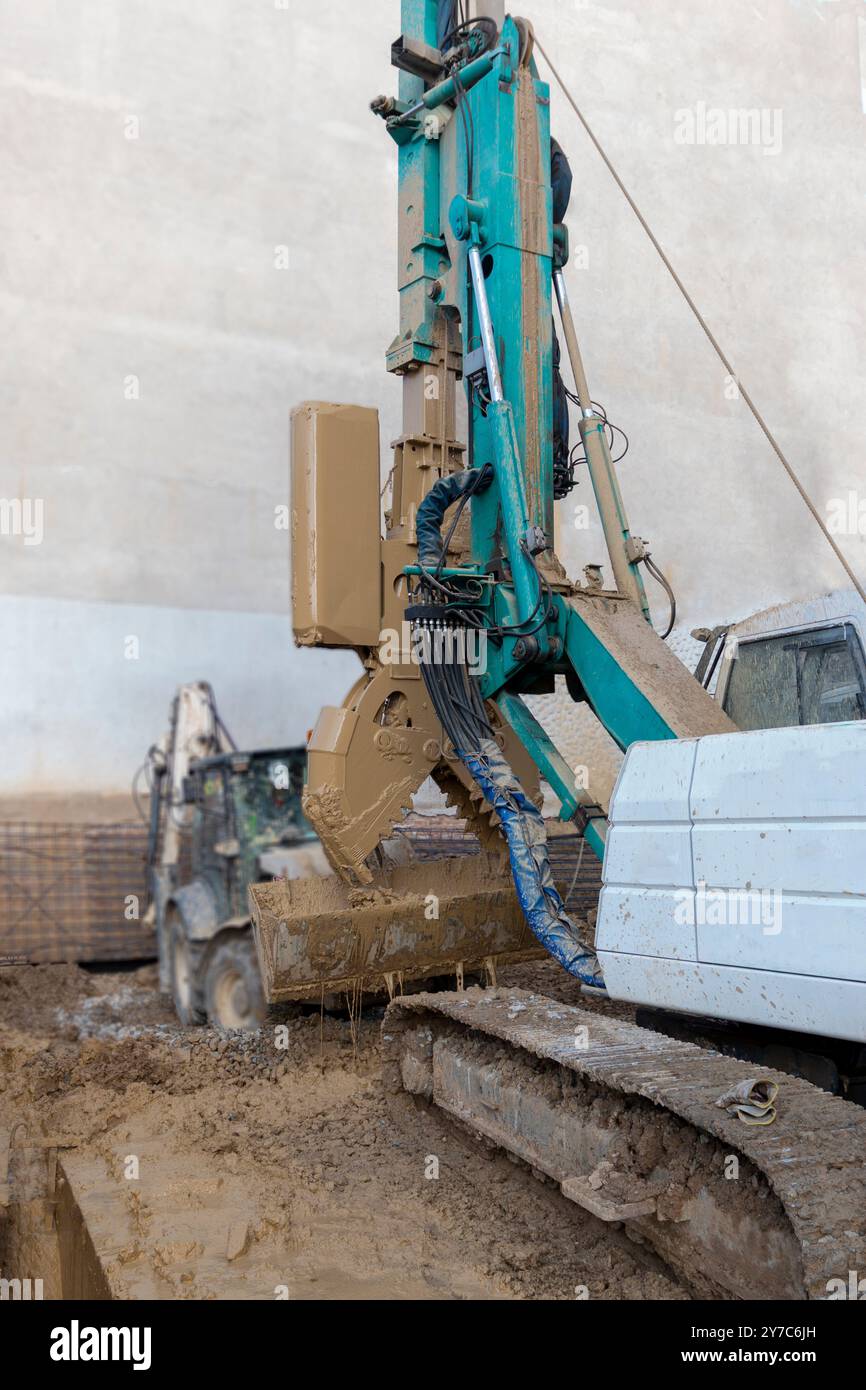Underground diaphragm wall hydraulic grab. Duty cycle crawler crane ...