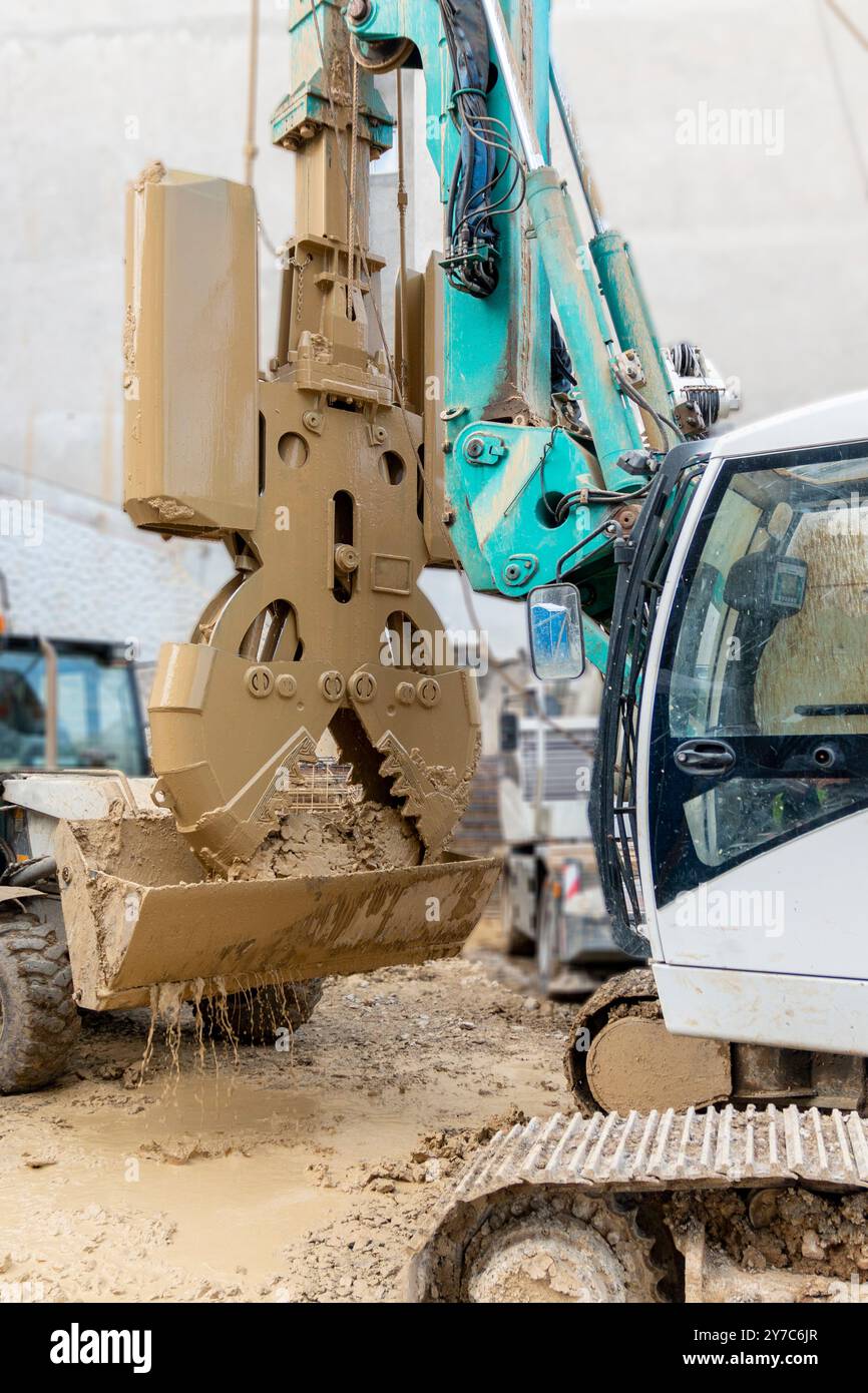 Underground diaphragm wall hydraulic grab. Duty cycle crawler crane ...