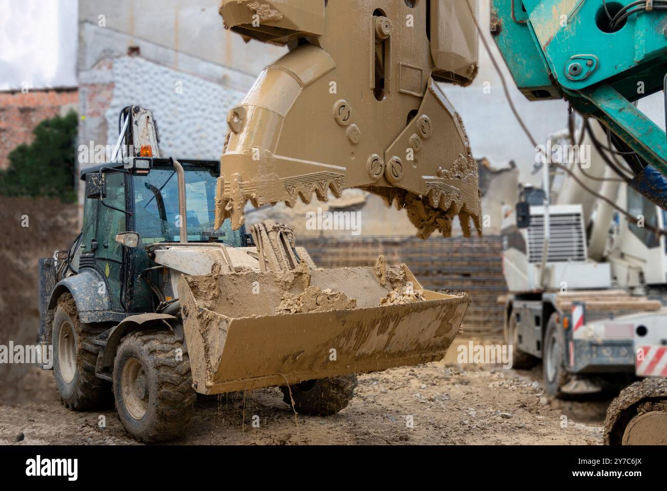 Underground diaphragm wall hydraulic grab. Duty cycle crawler crane ...
