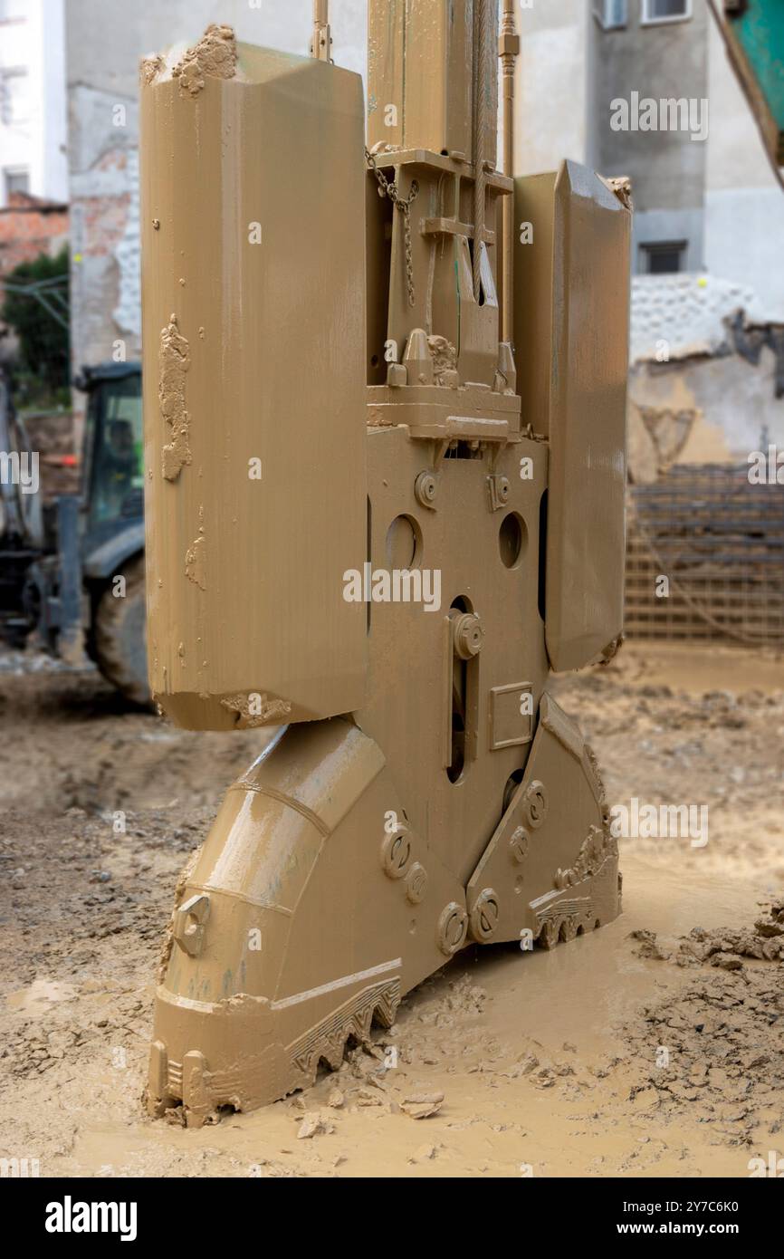 Underground diaphragm wall hydraulic grab. Duty cycle crawler crane ...