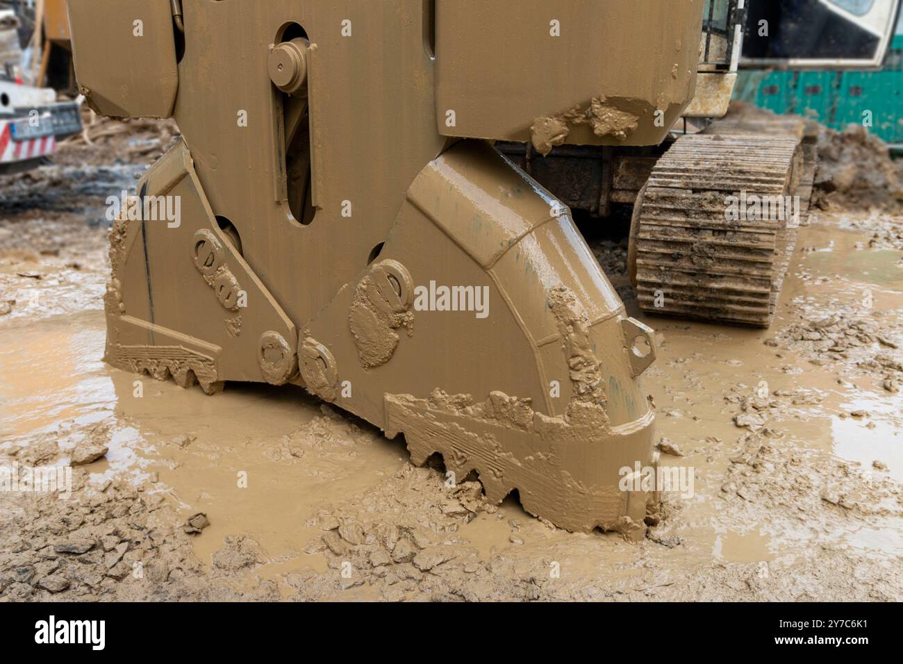 Underground diaphragm wall hydraulic grab. Duty cycle crawler crane ...