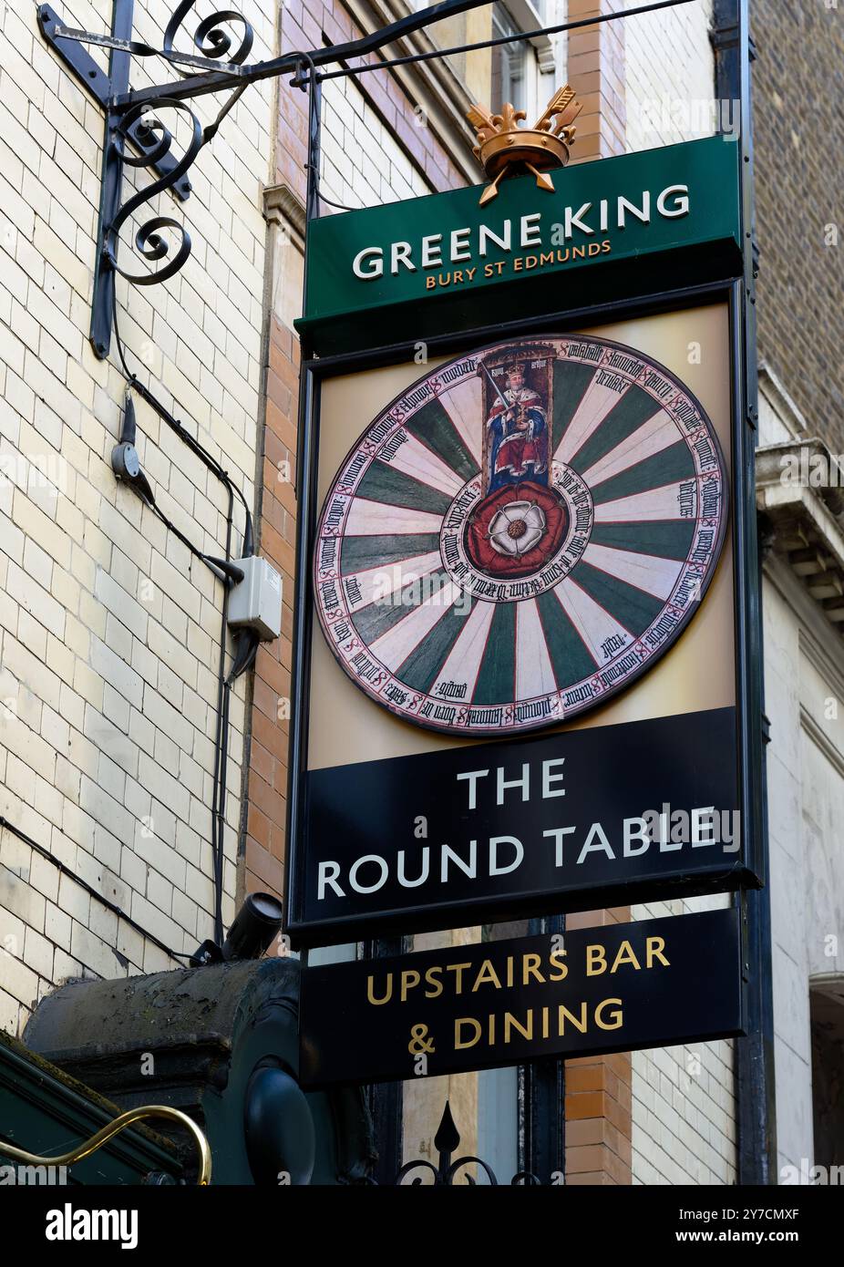 Round table pub sign hi-res stock photography and images - Alamy