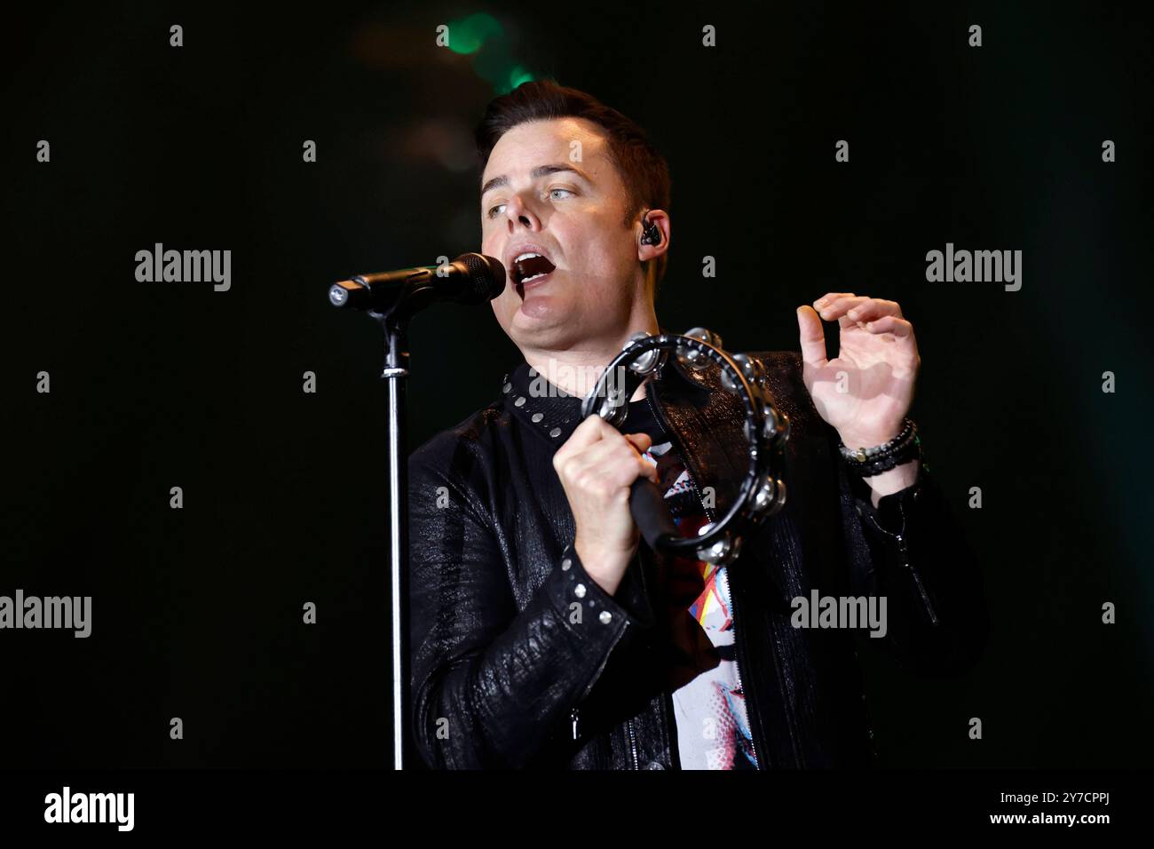 Sänger Marc Martel während der Show One Vision of Queen, einer Queen ...