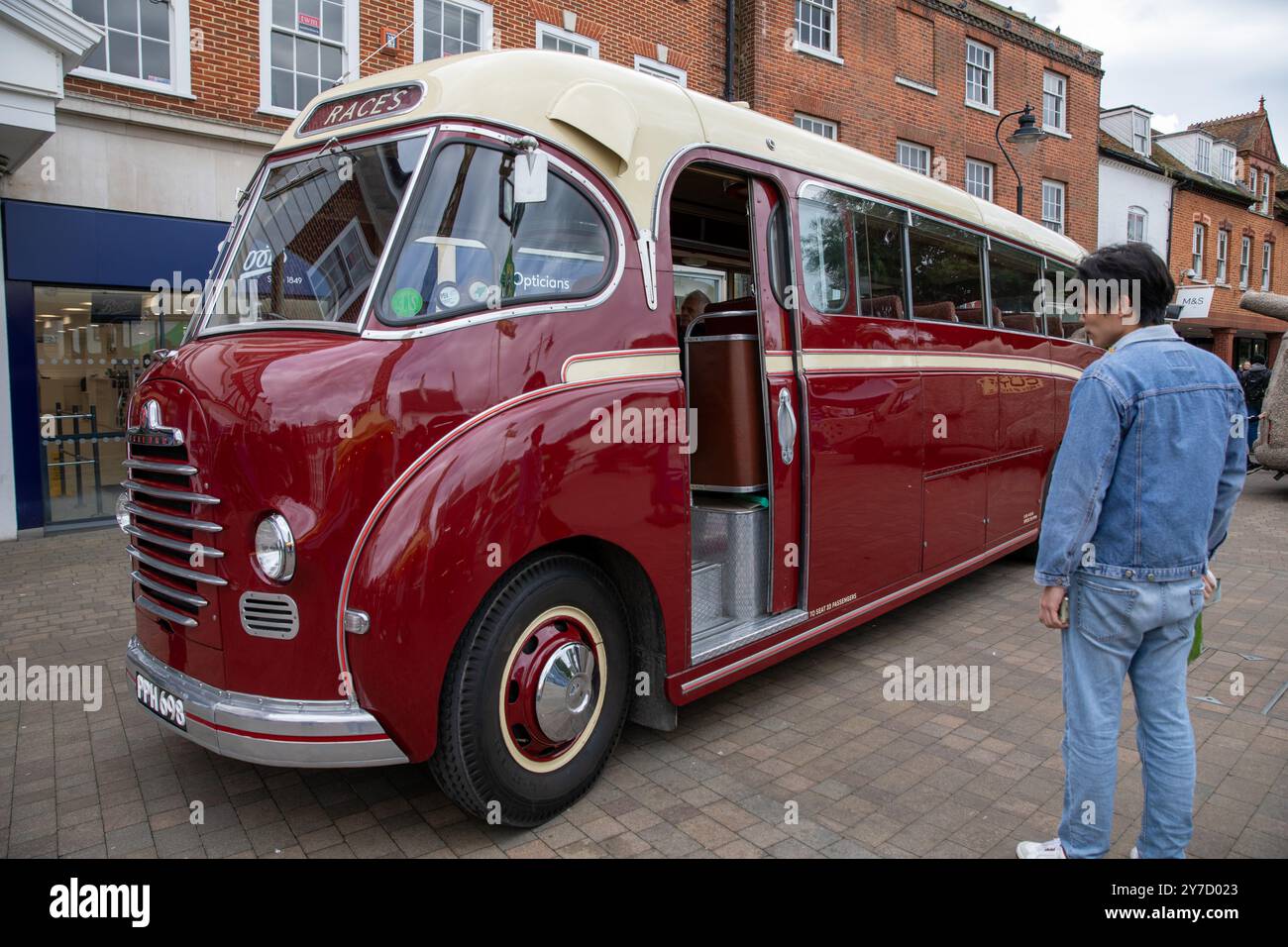 Epsom, UK. 29th Sep, 2024. A sightseer stands in front of a classic bus ...