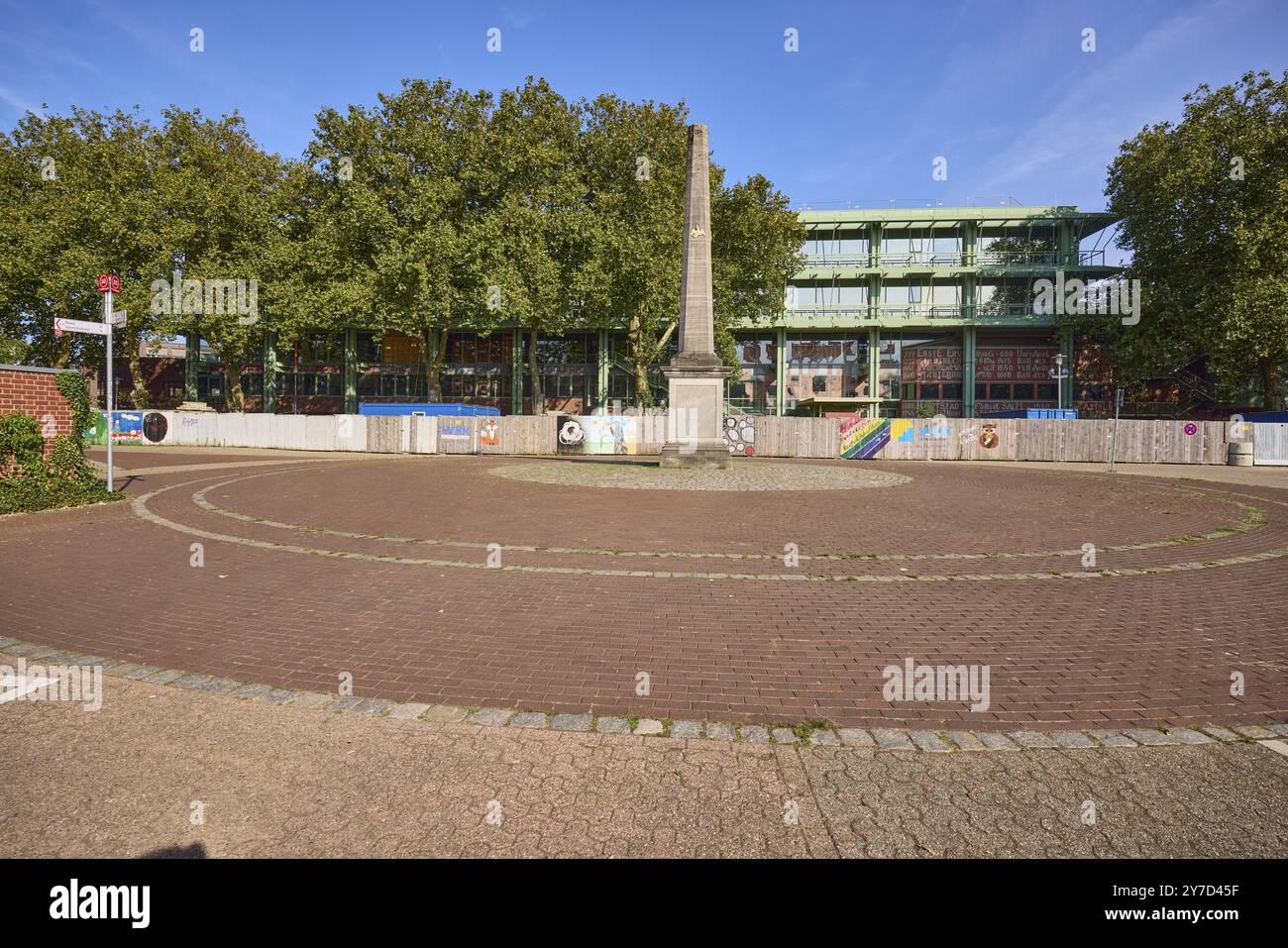 Roundabout with memorial to the fall of the Berlin Wall and the ...