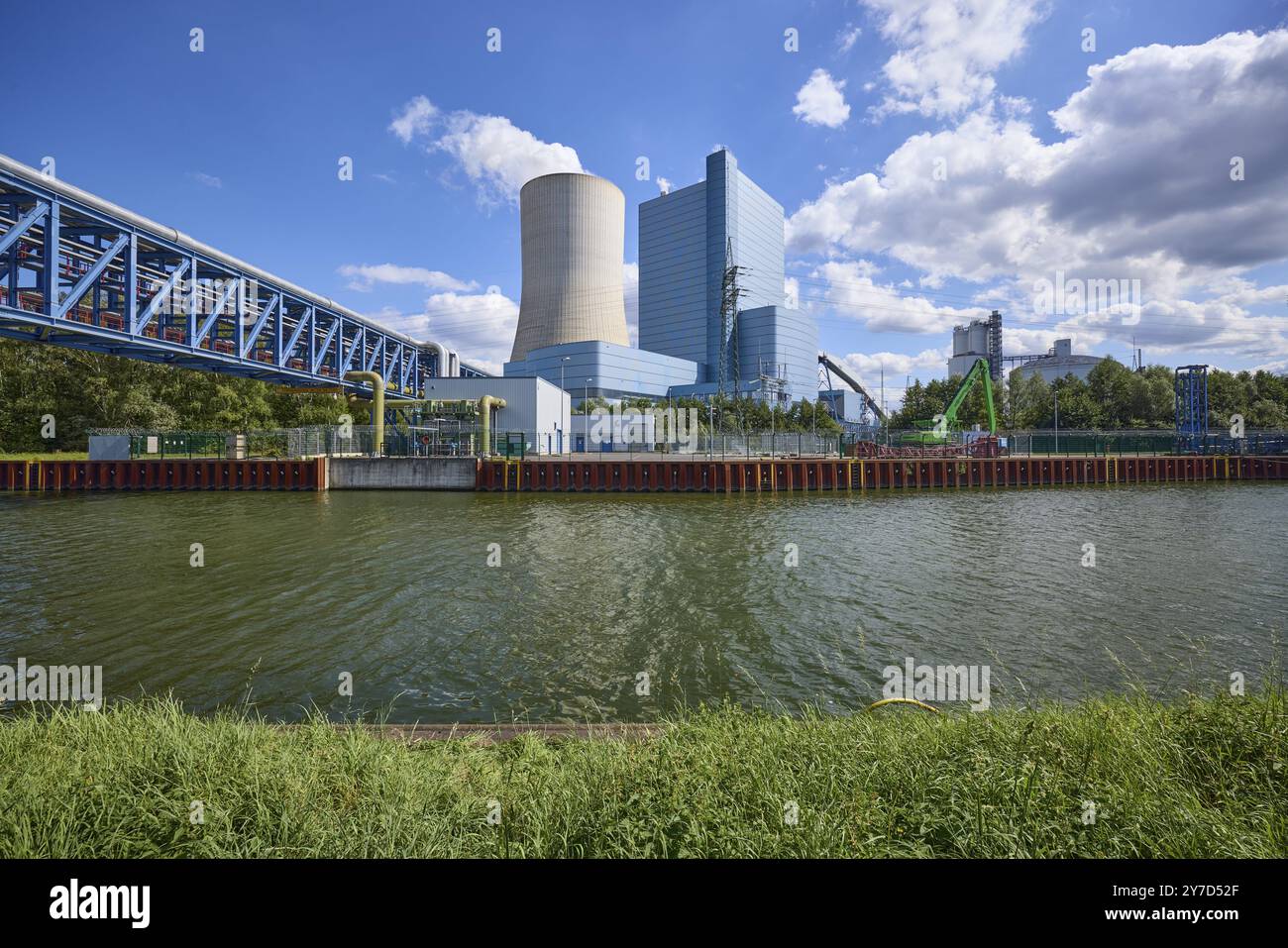 Coal-fired power plant Datteln 4 at the Dortmund-Ems canal under a blue ...
