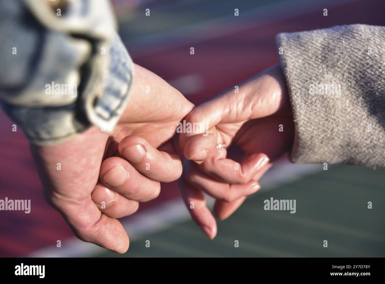 Hand in hand man woman hi-res stock photography and images - Alamy