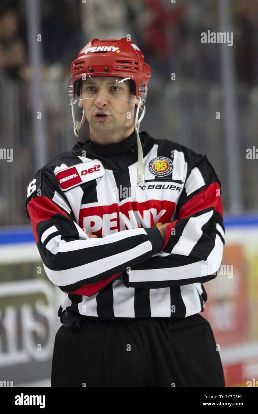 LanxessArena, Cologne, North Rhine-Westphalia, Sean MacFarlane (Referee ...