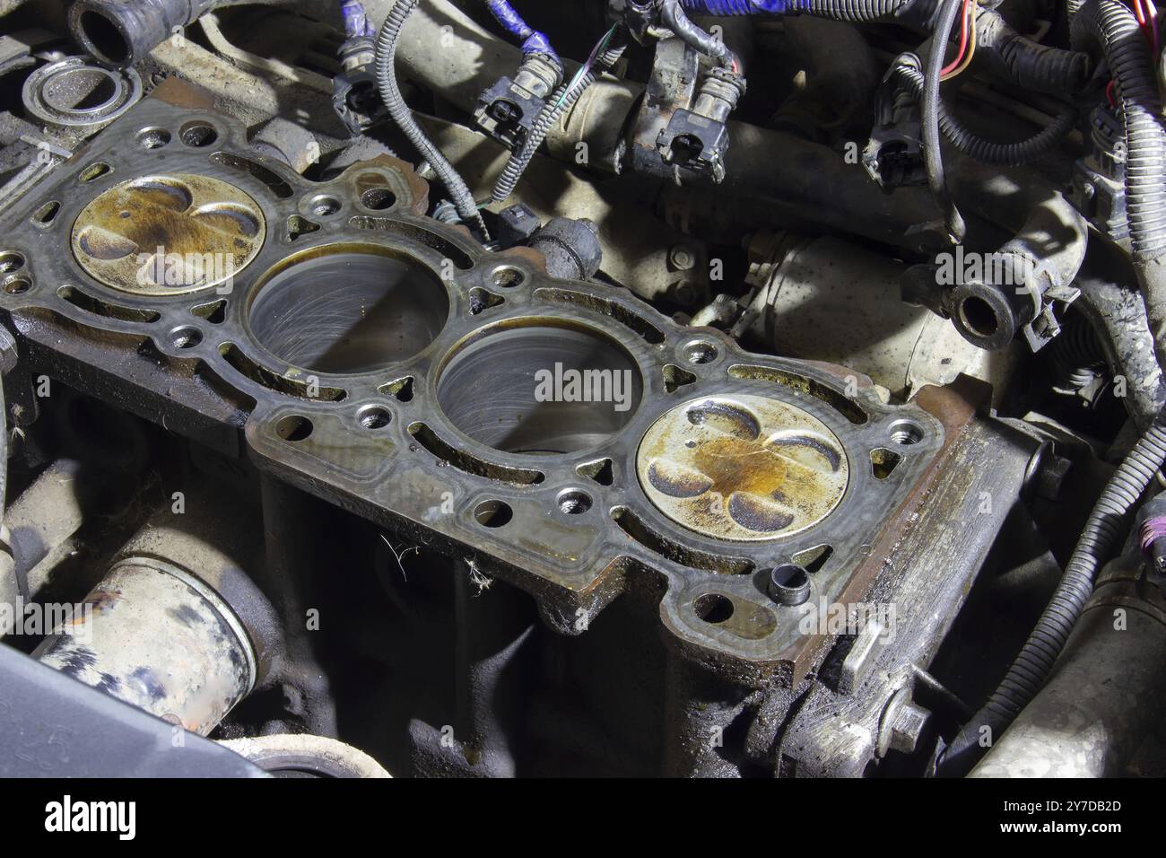 4 cylinders of the car engine in oil, the engine disassembled during ...