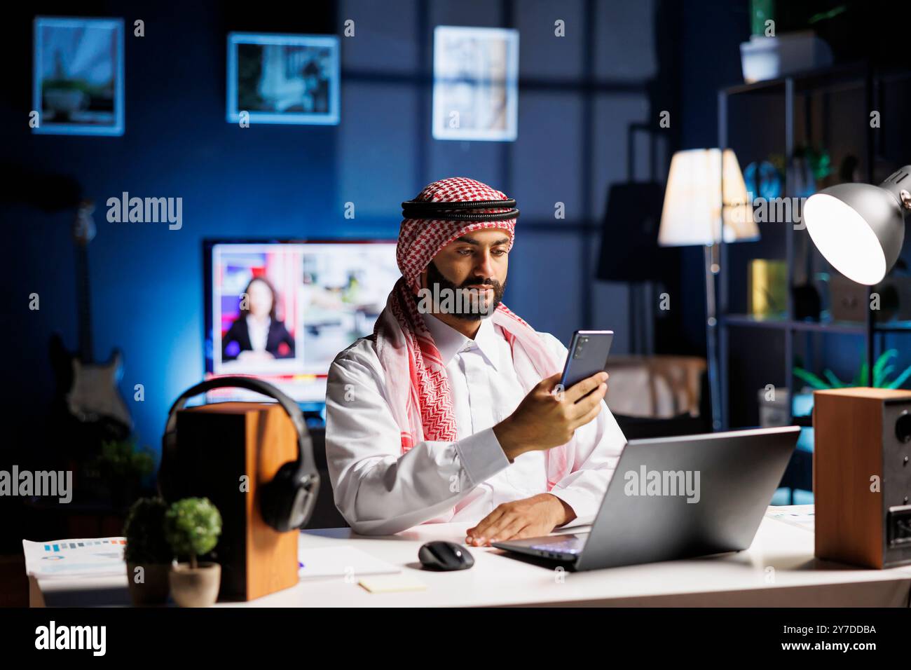 Traditional dressed arab businessman smartphone hi-res stock ...