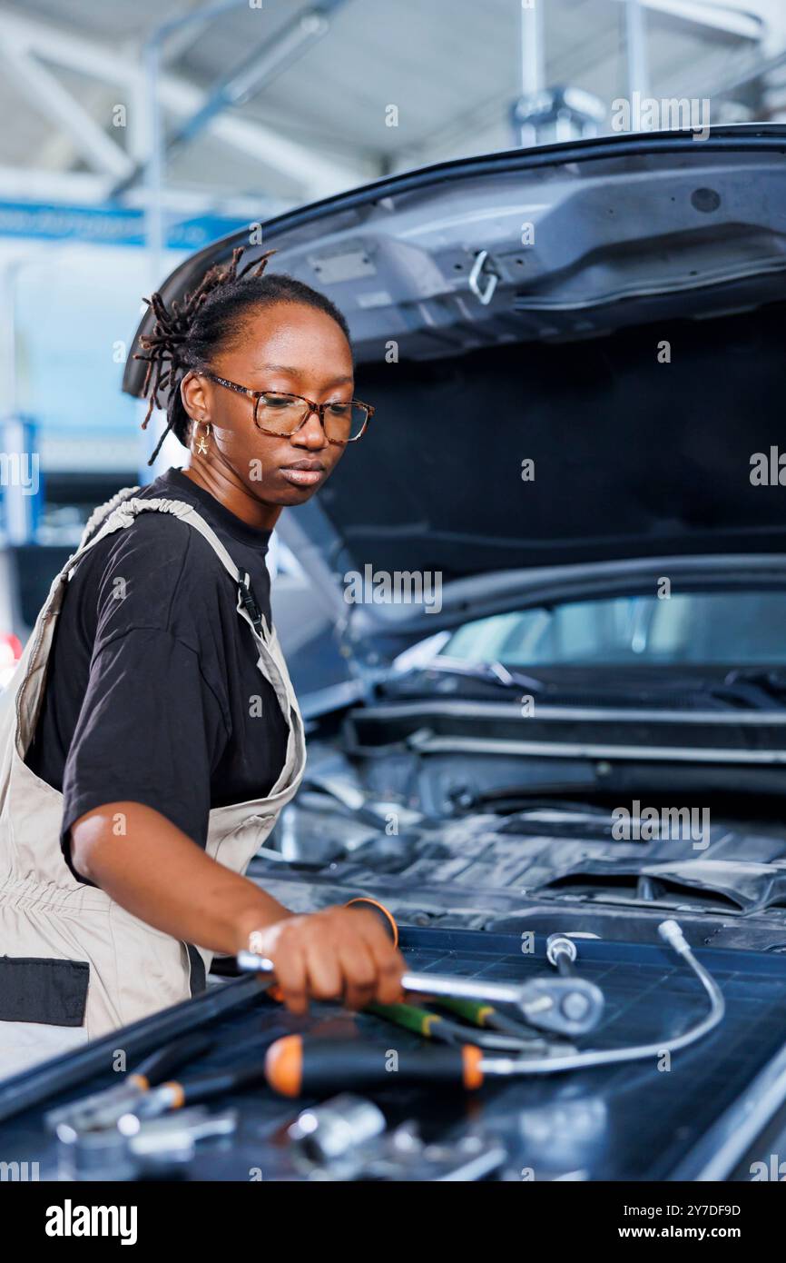 Bipoc mechanic in car hi-res stock photography and images - Alamy