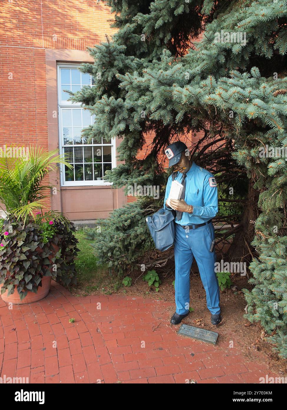 Realistic statue of a mail carrier hi-res stock photography and images ...
