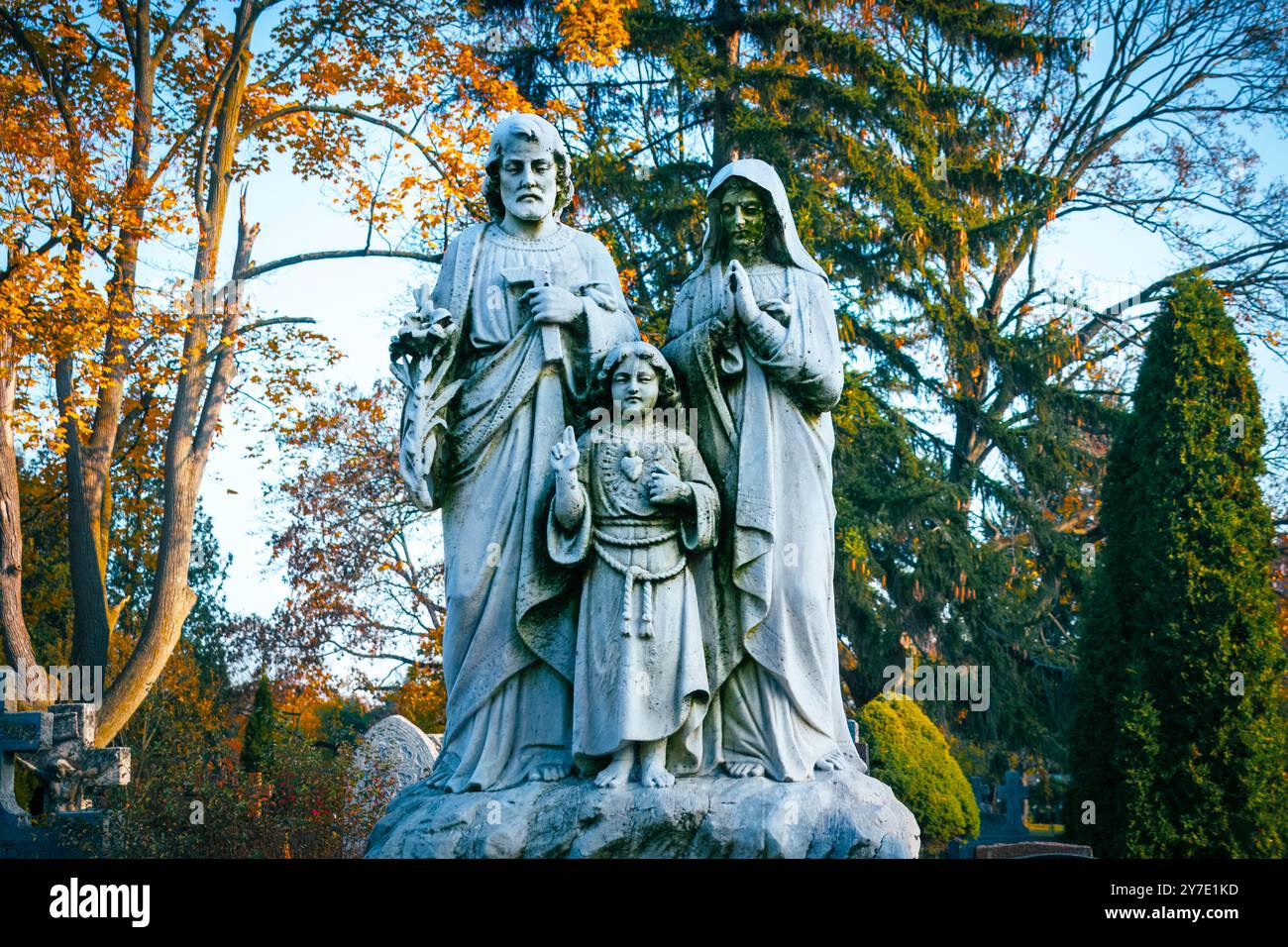 Old statue on the grave. gravestone, cementary Stock Photo - Alamy