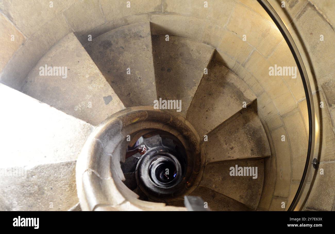 Walking down the spiral staircase from one of the towers of the Sagrada ...