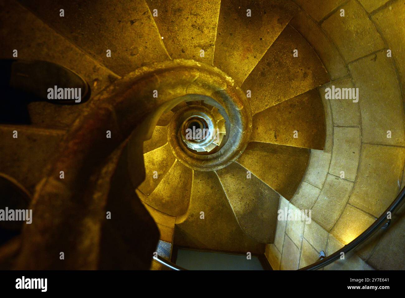 Walking down the spiral staircase from one of the towers of the Sagrada ...