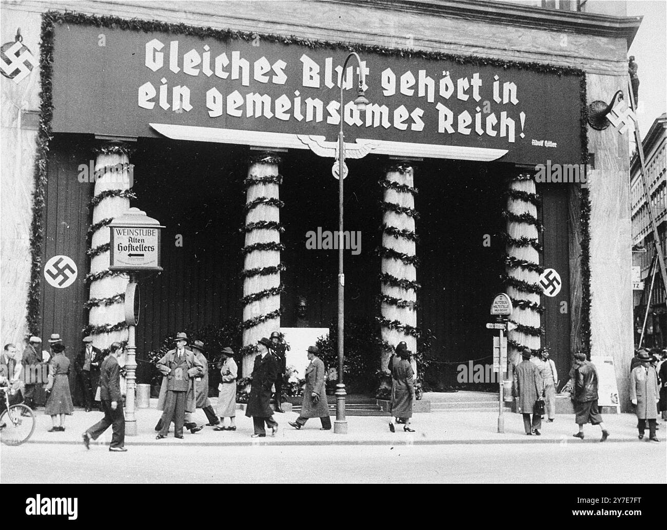 Building large banner Black and White Stock Photos & Images - Alamy