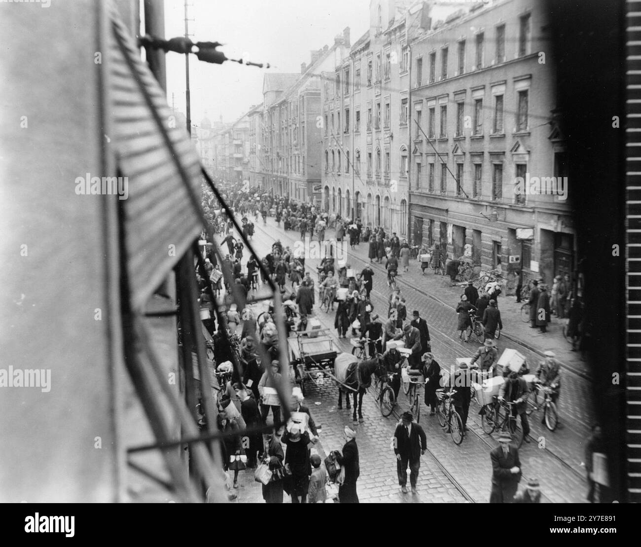 Loooting hi-res stock photography and images - Alamy