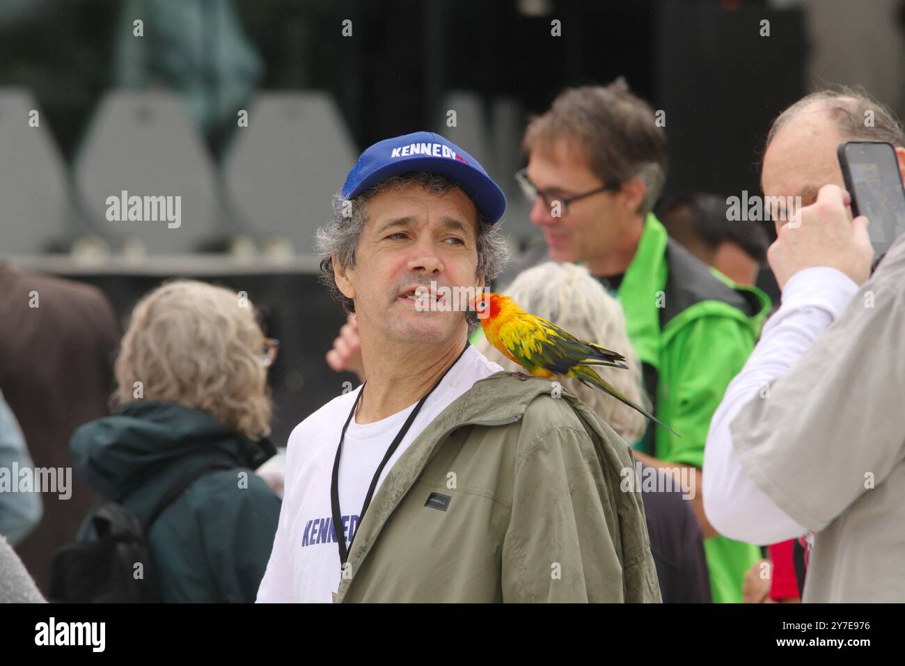 Washington, DC, USA. 29 Sep 2024. A pet parakeet perches on a supporter ...