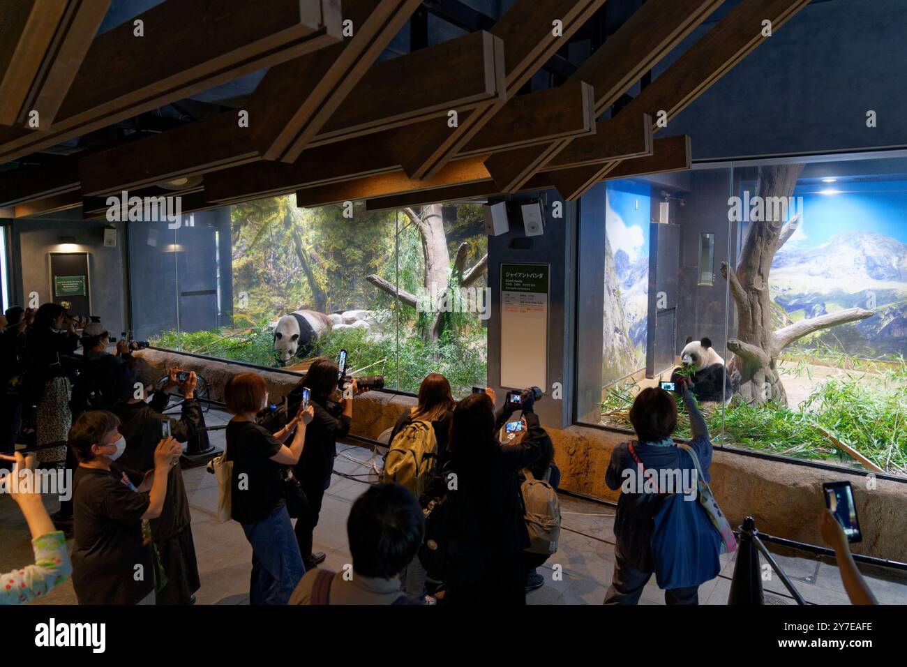 (240930) -- BEIJING, Sept. 30, 2024 (Xinhua) -- Visitors take photos of ...