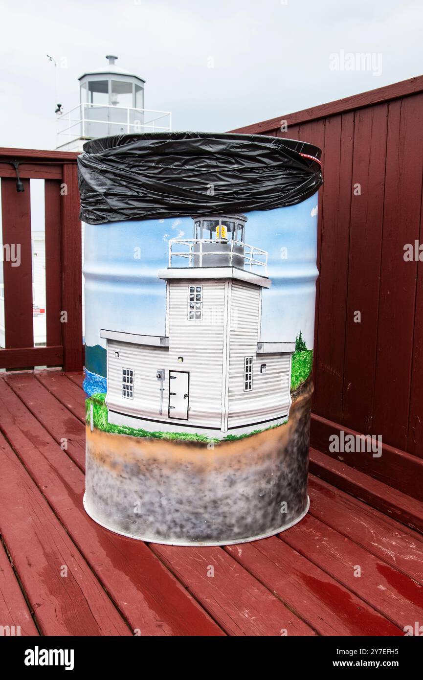 Painted garbage cans hi-res stock photography and images - Alamy