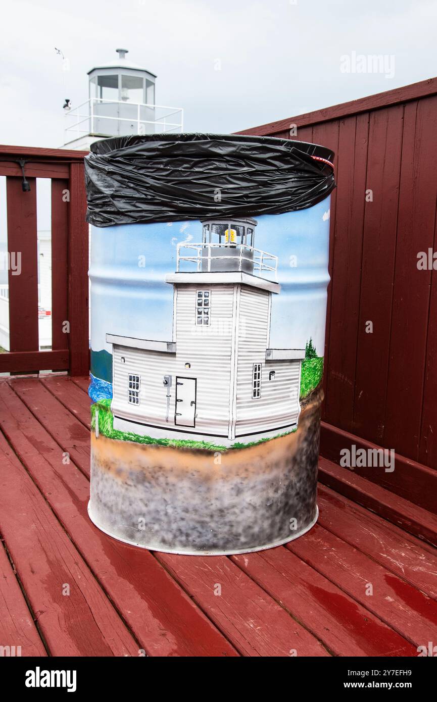 Painted garbage cans hi-res stock photography and images - Alamy
