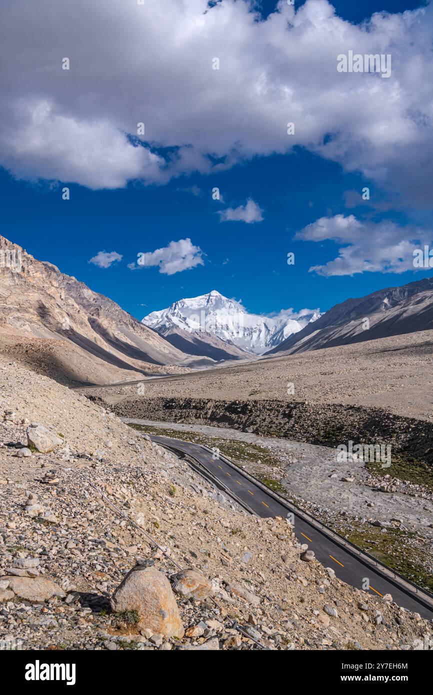 Mount Everest and stacked Mani stones near the north side of Everest ...