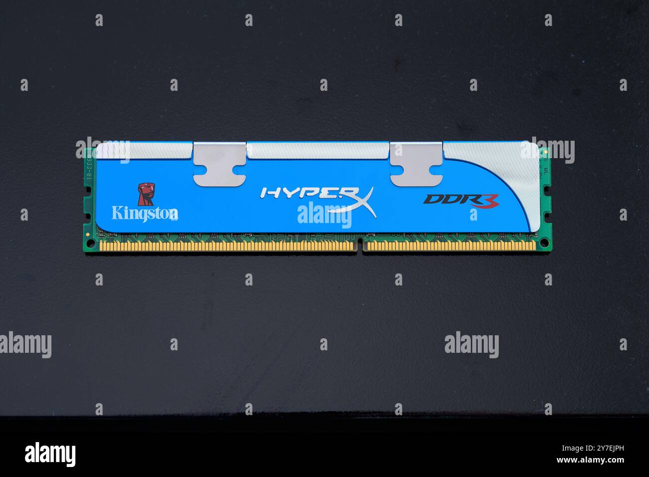 A DIMM of DDR3 SDRAM with a heatsink, worldwide Stock Photo - Alamy