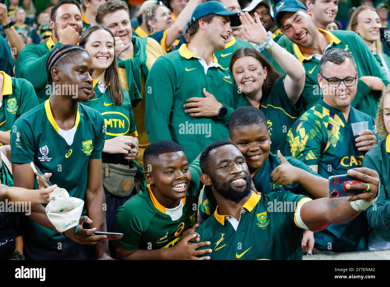 Siya Kolisi takes a celebratory selfie with fans after winning the ...
