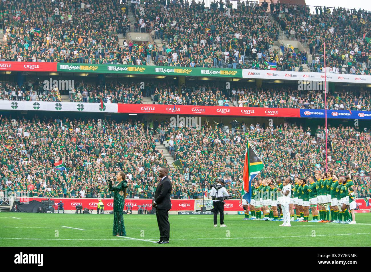 Nina Brand sings the National Anthem with the Springbok squad for the ...