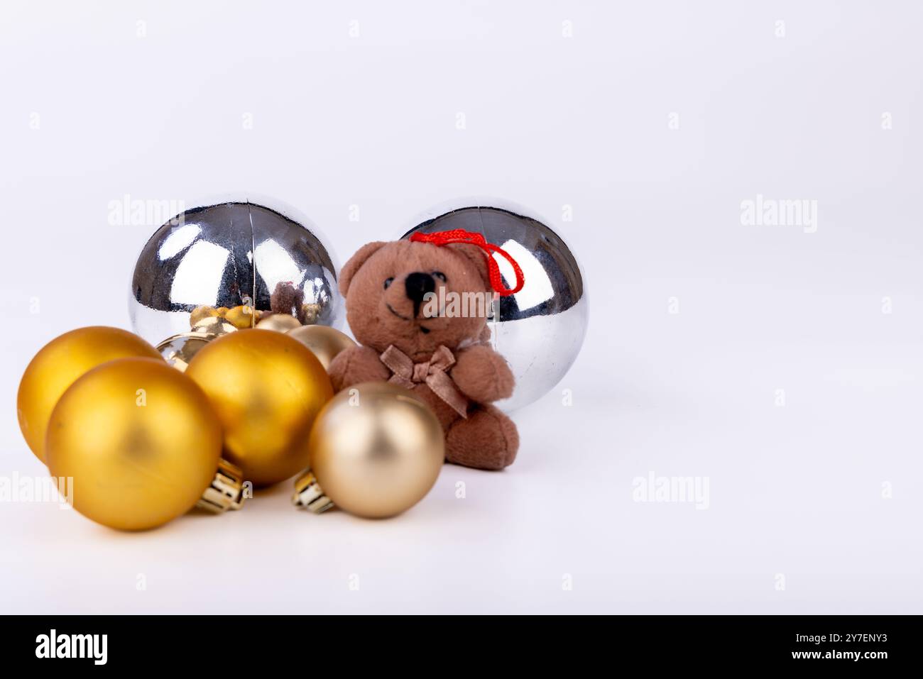 Silver christmas ornaments hi-res stock photography and images - Alamy