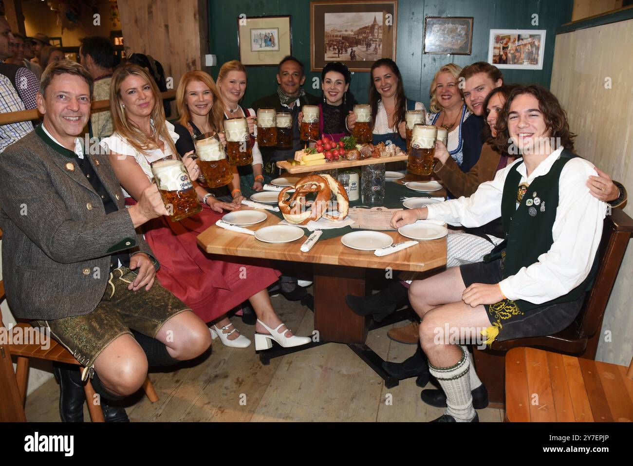 Peter Reichert Festwirt Franziska Kohlpaintner mit Darstellern Serie ...