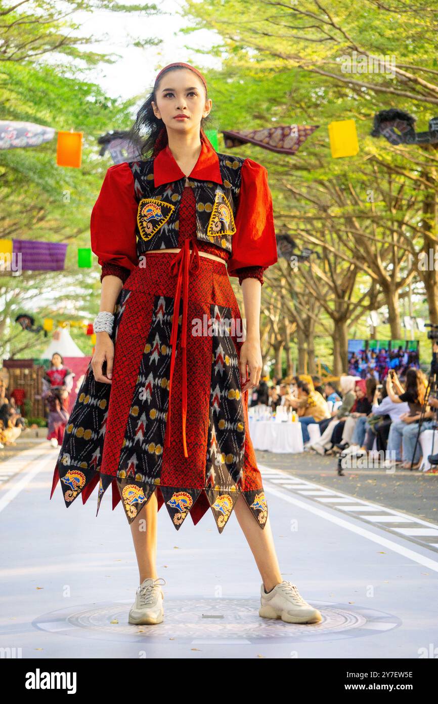 The Second Kediri Fashion Batik Festival "Kadhiri Tutur Wikara" in ...