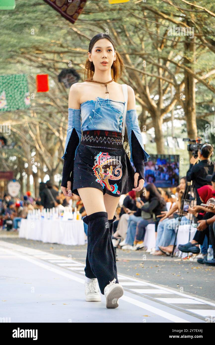 The Second Kediri Fashion Batik Festival "Kadhiri Tutur Wikara" in ...