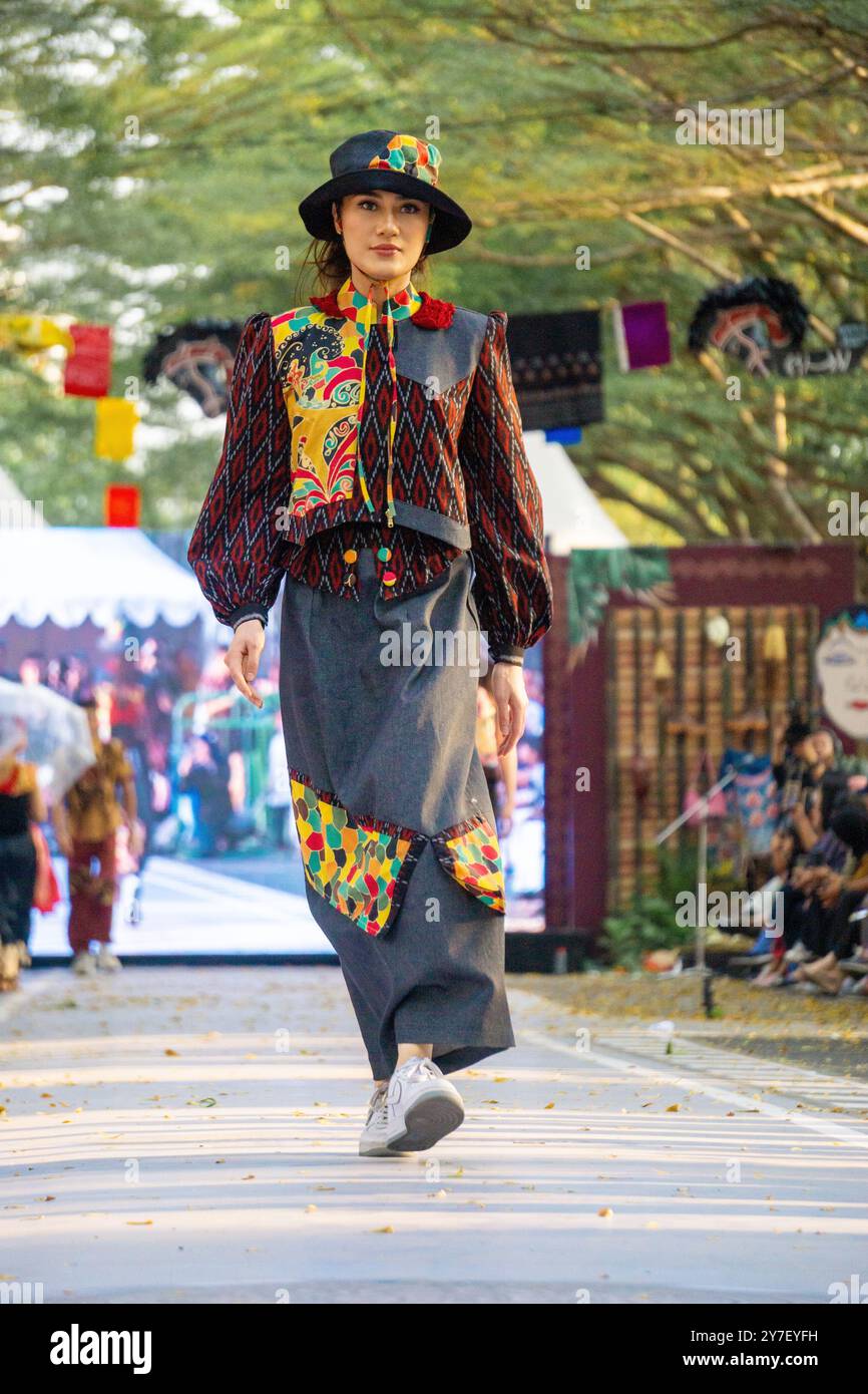 The Second Kediri Fashion Batik Festival "Kadhiri Tutur Wikara" in ...