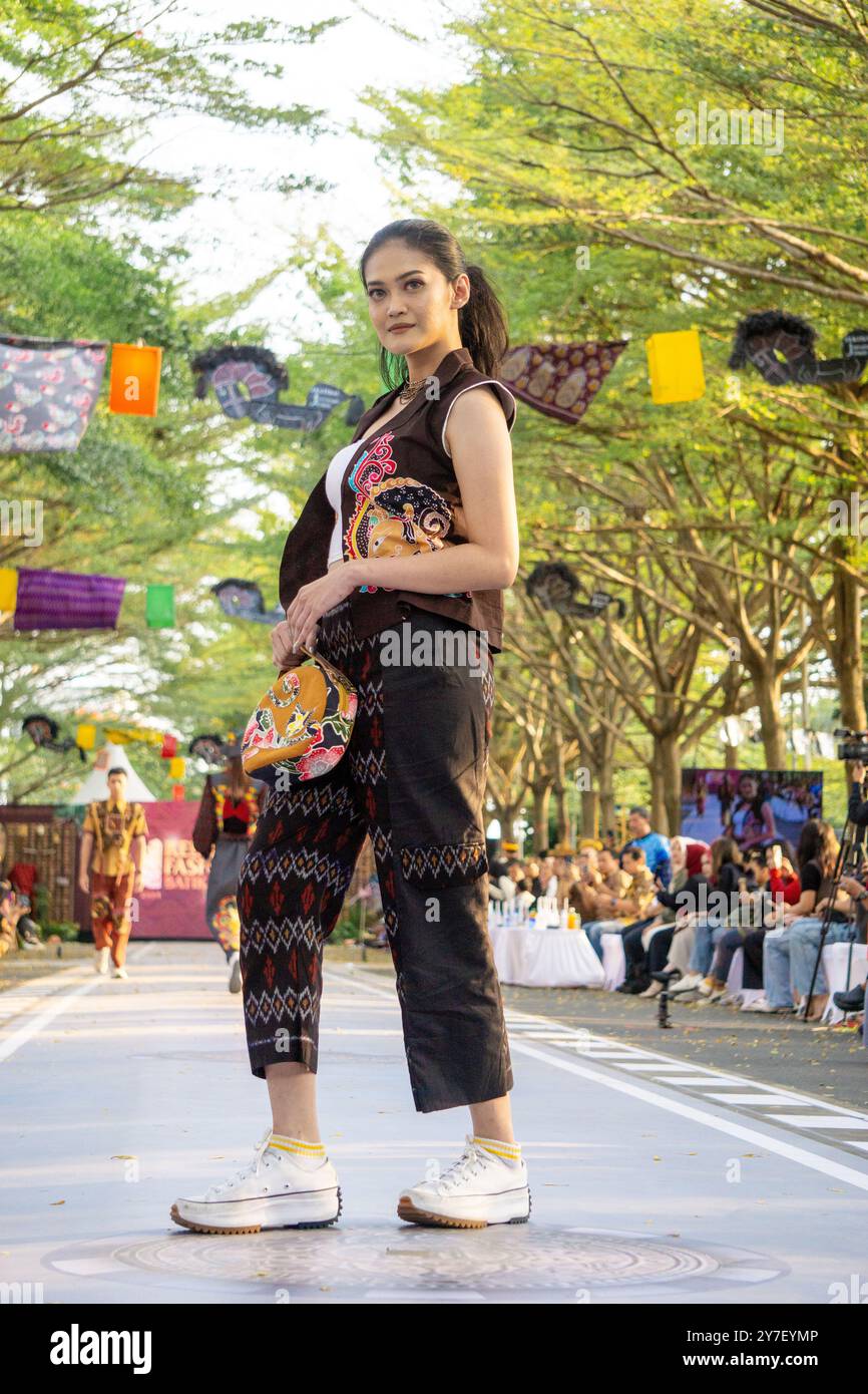 The Second Kediri Fashion Batik Festival "Kadhiri Tutur Wikara" in ...