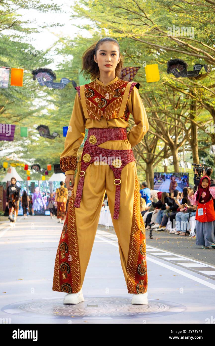 The Second Kediri Fashion Batik Festival "Kadhiri Tutur Wikara" in ...