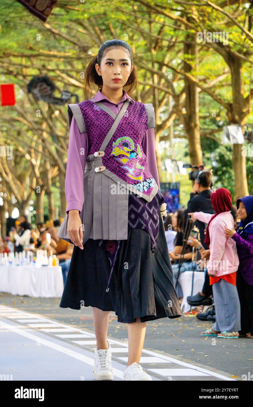 The Second Kediri Fashion Batik Festival "Kadhiri Tutur Wikara" in ...