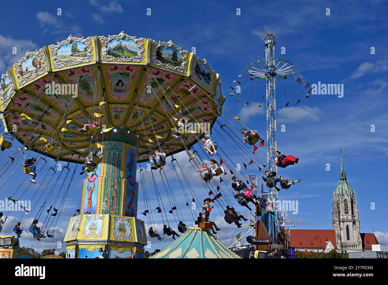 Kettenkarussell und Kettenflieger Bayern Tower beim 189. Oktoberfest ...