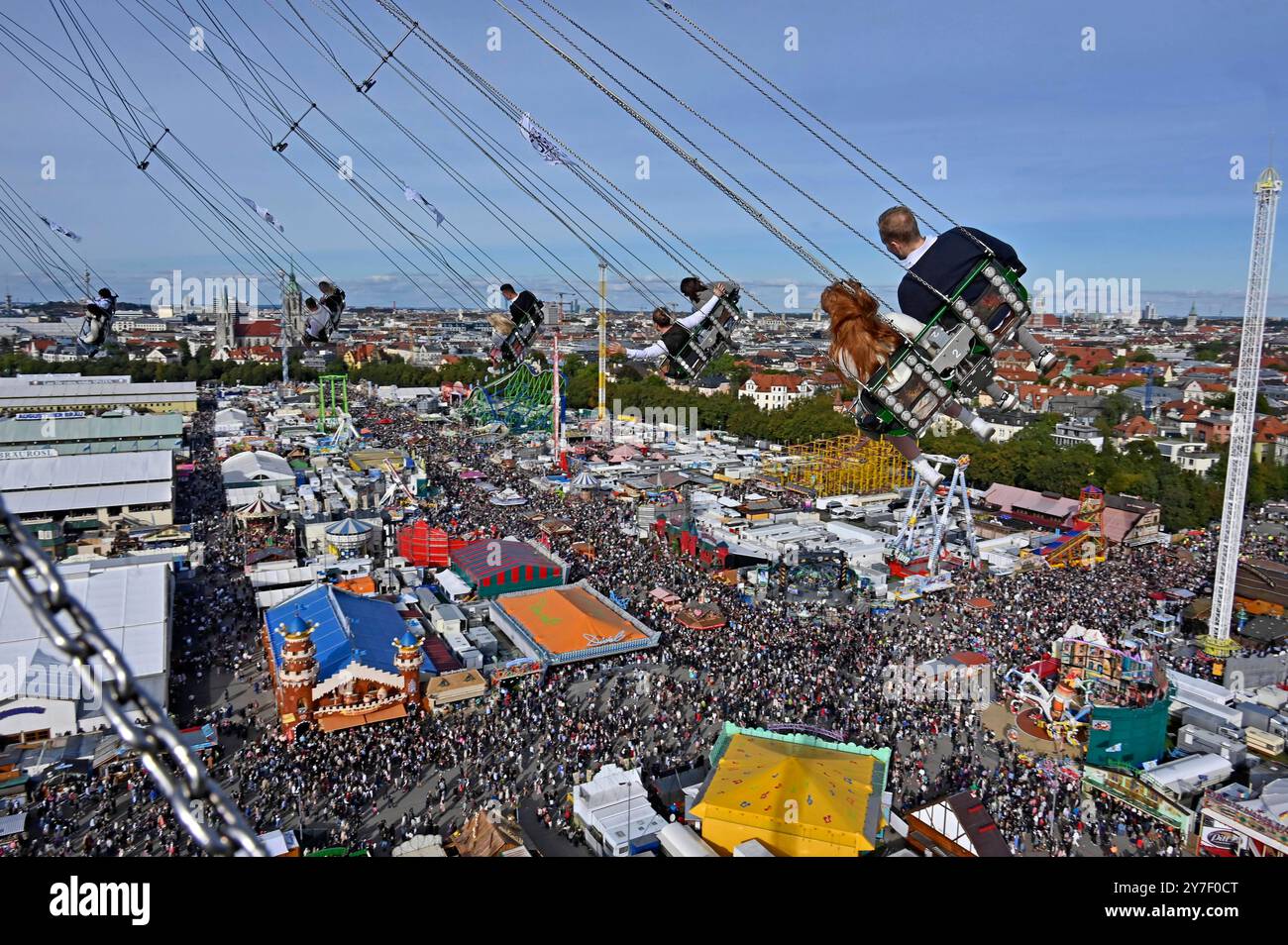 Kettenflieger Bayern Tower beim 189. Oktoberfest 2024 auf der ...