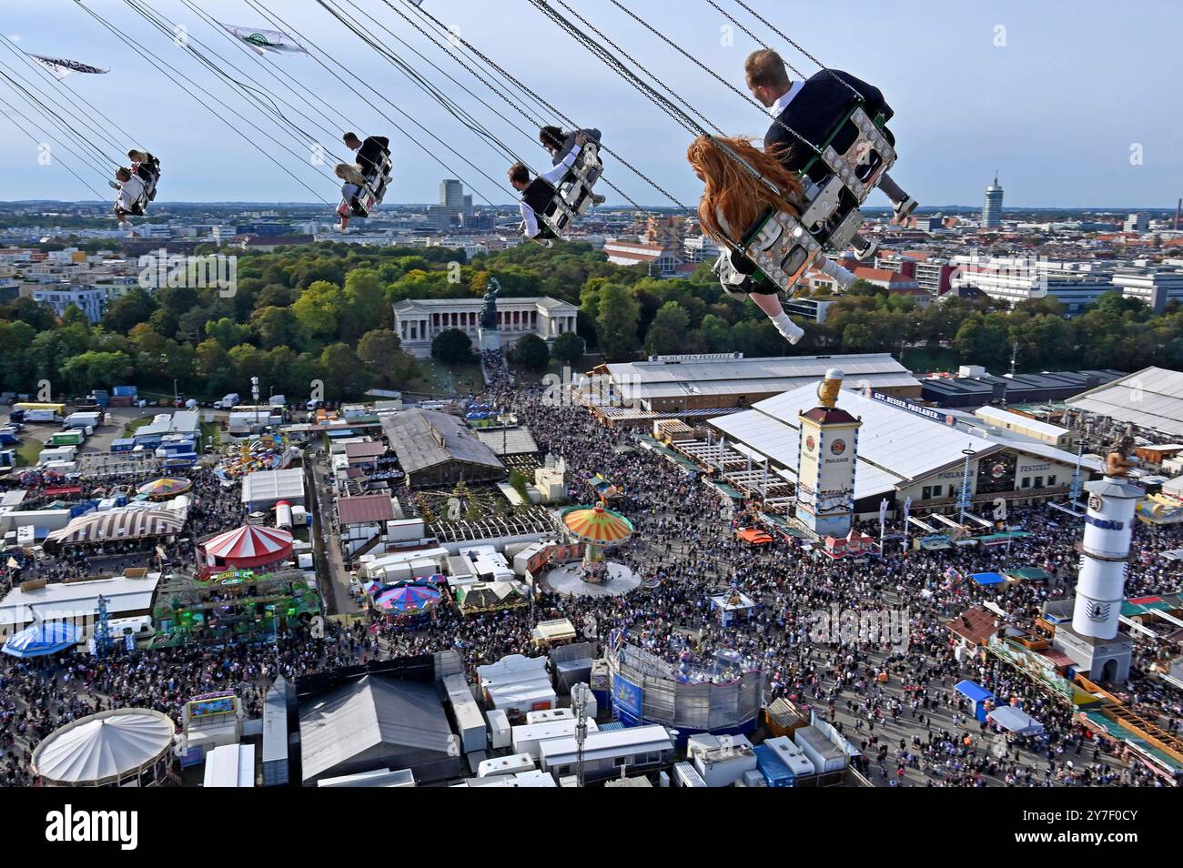 Kettenflieger Bayern Tower beim 189. Oktoberfest 2024 auf der ...