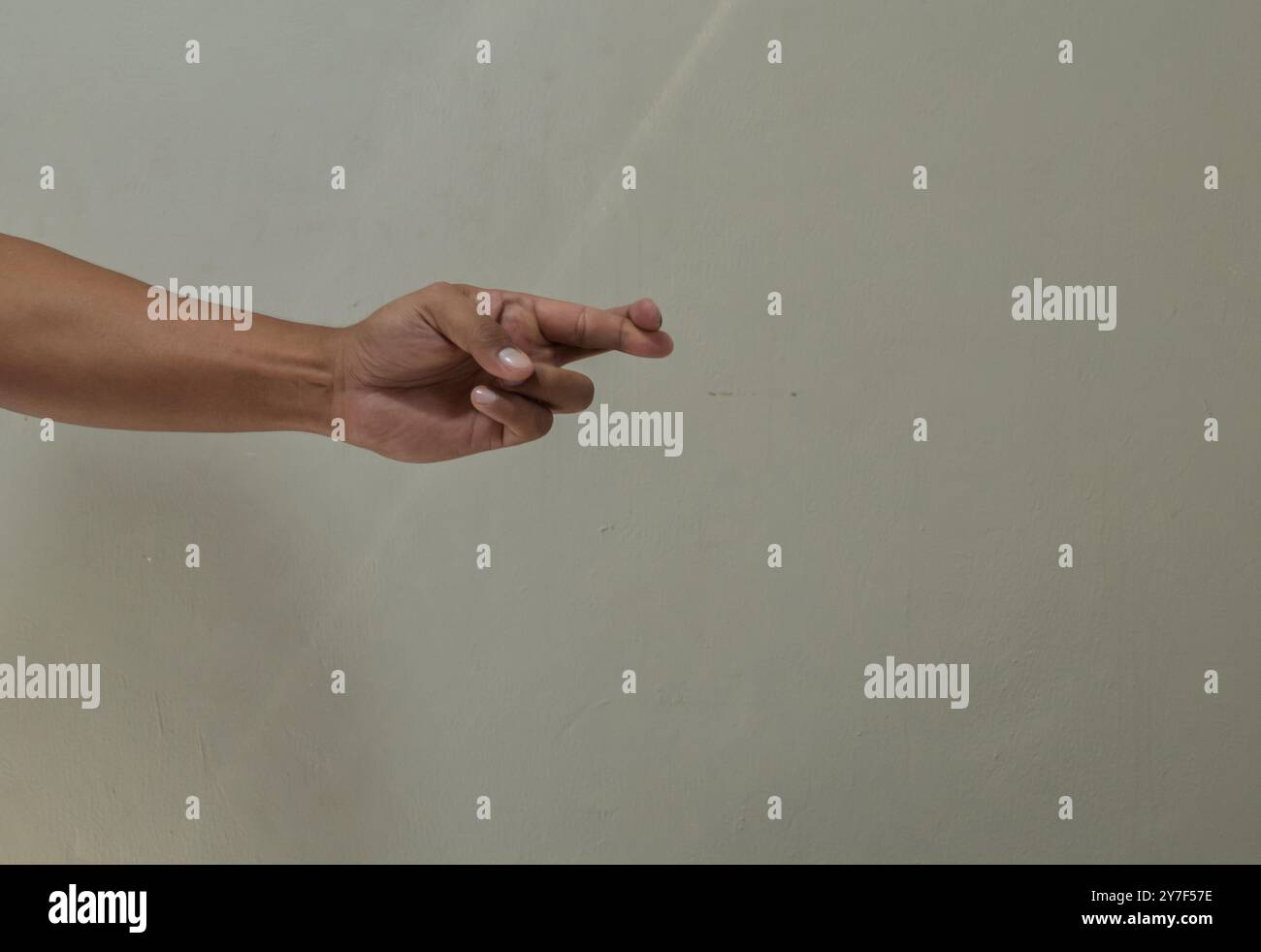 Finger spelling letter R in american sign language Stock Photo - Alamy