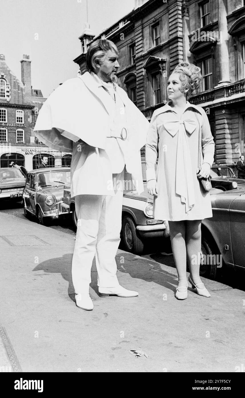 Raimund Herinck and Elizabeth Harwood in costume during dress rehearsal ...